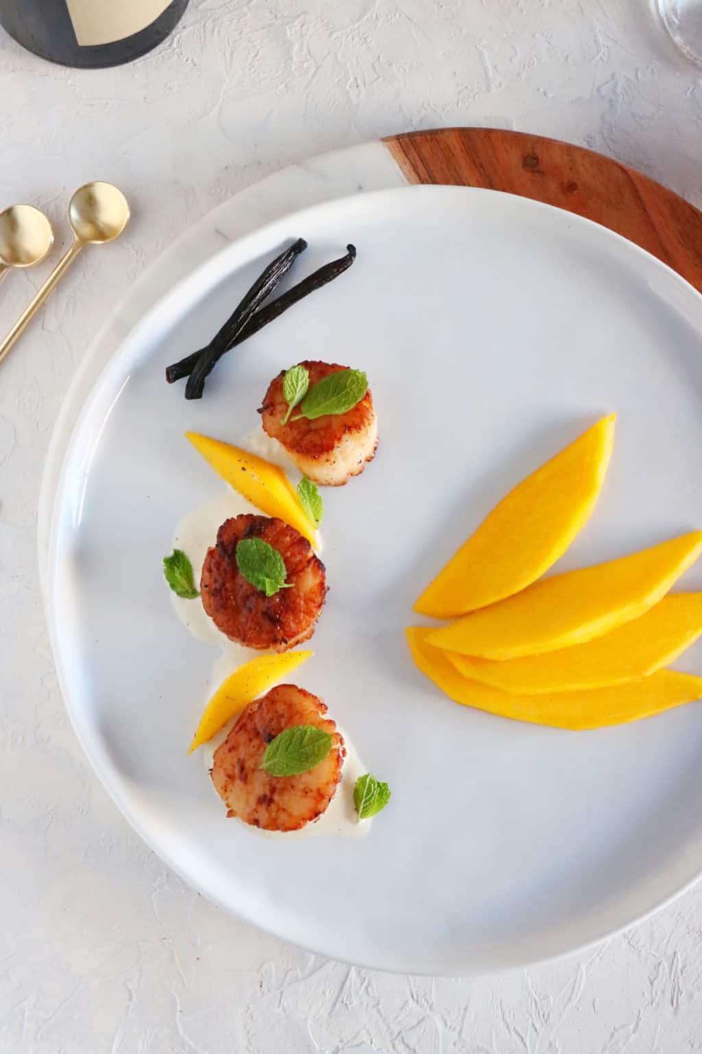Seared scallops with vanilla sauce and fresh mango - Del's cooking twist