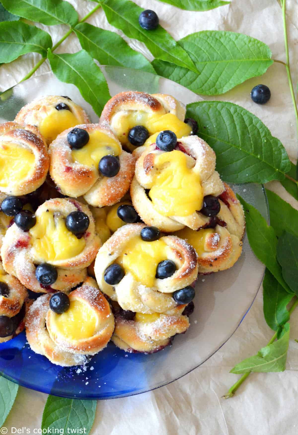 Swedish Blueberry Vanilla Buns (Blåbärsbullar) - Del's cooking twist