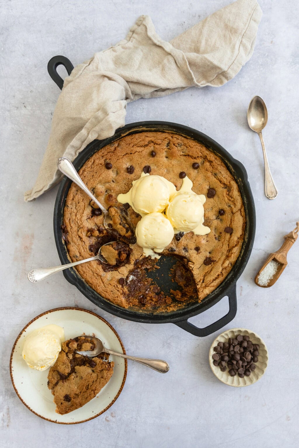Chocolate Chip Skillet Cookie - Del's cooking twist