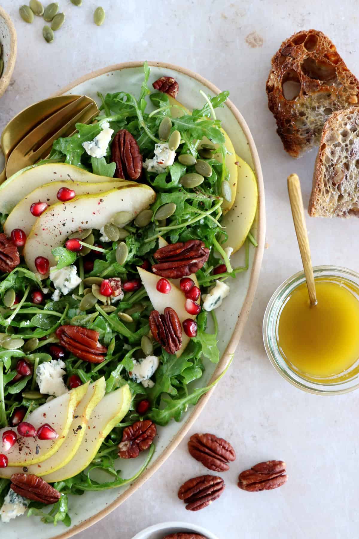 Arugula Pear Salad with Blue Cheese and Pecans - Del's cooking twist