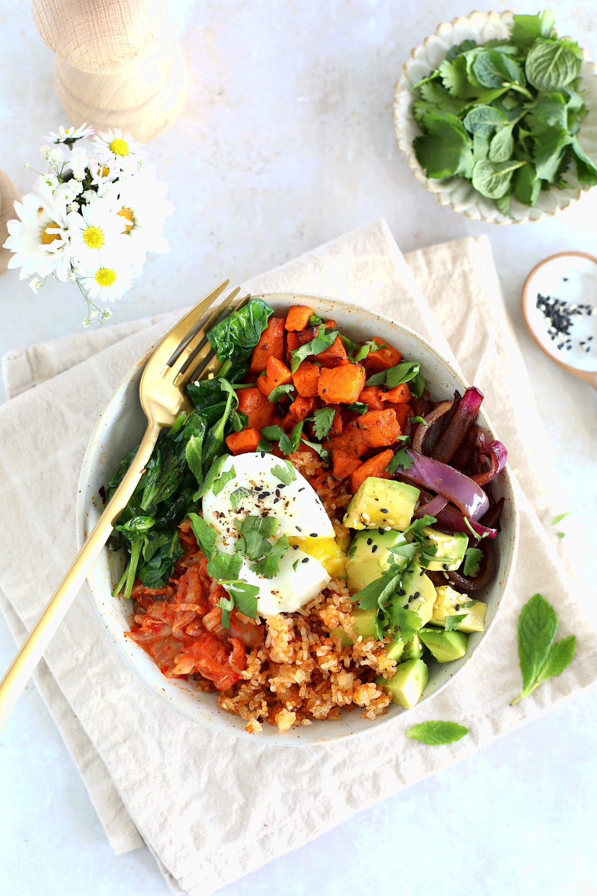 Salade bowl de riz, kimchi et oeufs pochés - Del's cooking twist